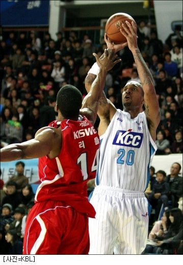 '브랜드 33득점' 전주 KCC, 전자랜드 잡고 홈9연승! : 네이트 스포츠