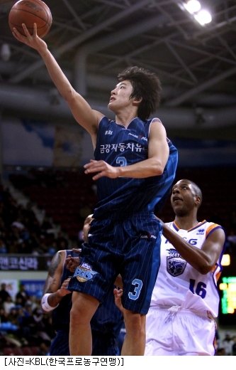 강병현 24득점 맹활약 전주 KCC, KT&G 꺾고 공동 6위 : 네이트 뉴스