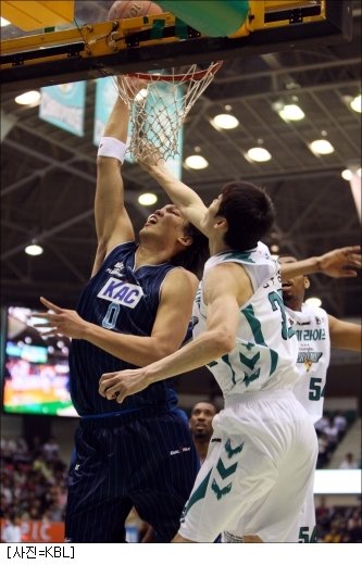 '정신적 지주' 추승균 맹활약, KCC 4강 PO 2차전 잡았다 : 네이트 스포츠