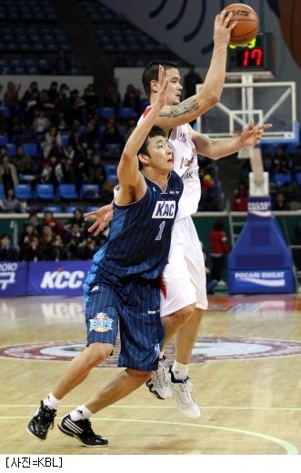 레더 가세 전주 KCC, 골고른 득점포로 승리... SK 13연패 악몽 : 네이트 스포츠