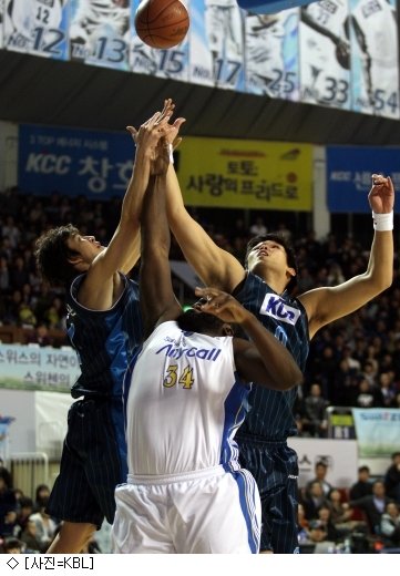 [6강 PO]'강병현 23점' KCC, 삼성 105-77 완파 : 네이트 스포츠