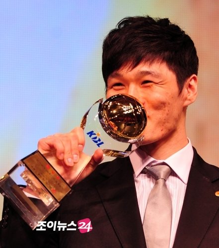 [포토]MVP 트로피에 키스하는 윤호영, '이 기분~' : 네이트 스포츠