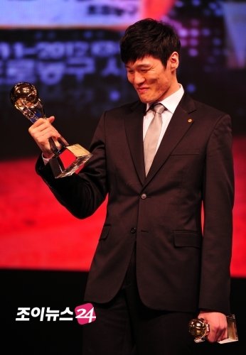 [포토]상복 없던 윤호영, MVP 수상으로 한 풀다! : 네이트 스포츠