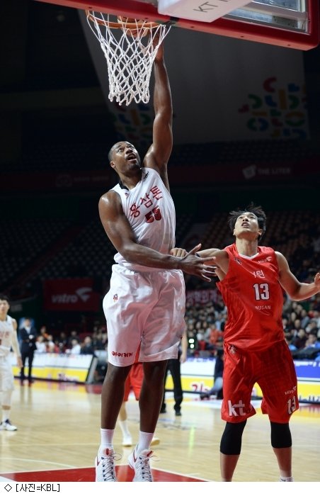 '사이먼 22득점' KGC, KT 꺾고 1위 점프 : 네이트 스포츠