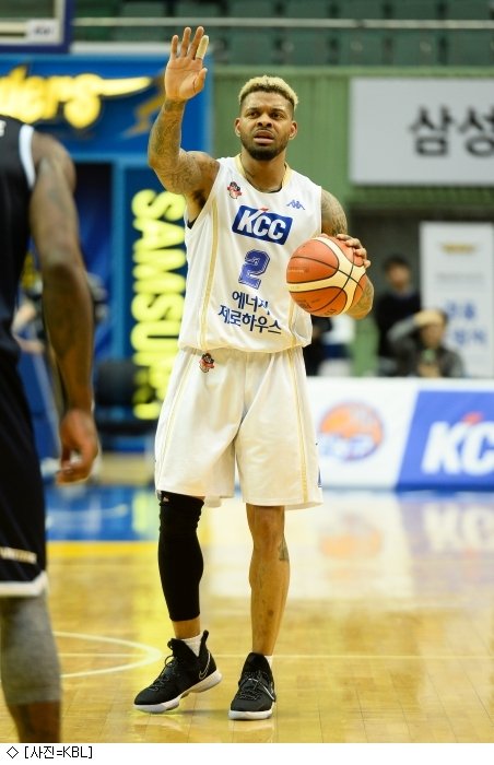 '에밋 33득점' KCC, 선두 경쟁 삼성에 고춧가루 : 네이트 스포츠