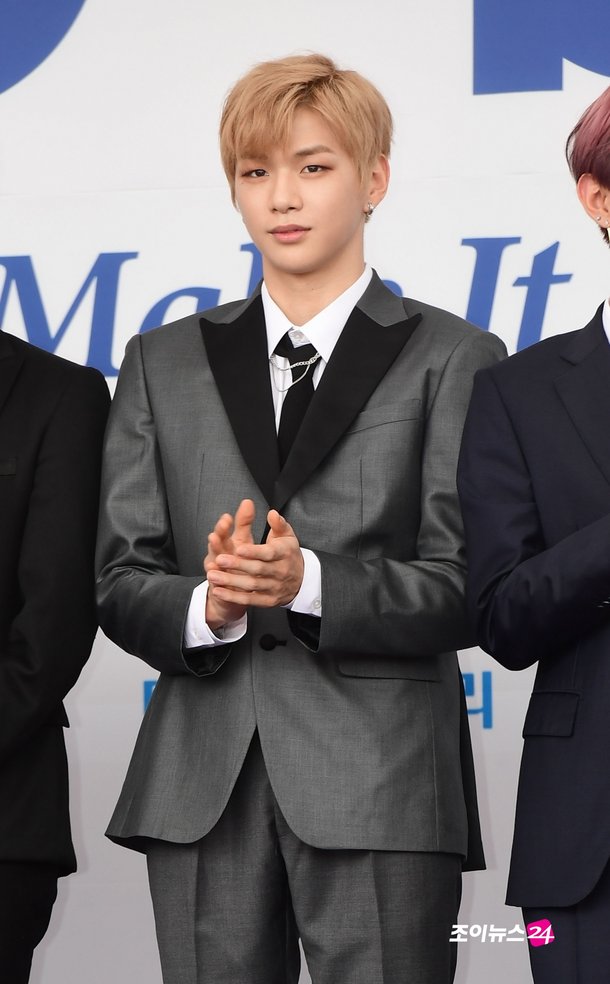 [조이HD]워너원 강다니엘, '그림 같은 옆모습' : 네이트 연예