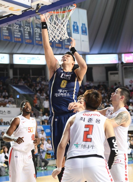 '에밋 32점-하승진 17R' 프로농구 KCC, SK 꺾고 기사회생 : 네이트 스포츠