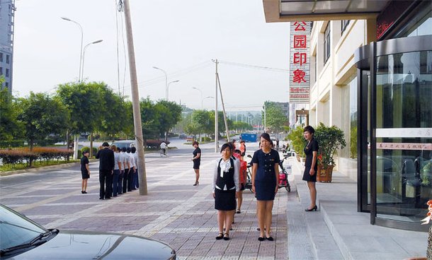 오전 8시 구령 맞춰 행진... 군사훈련? 호텔직원 조회! : 네이트 뉴스