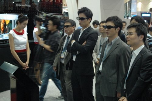 국내 최대 IT쇼 ‘WIS 2010’ 개막…첨단 3D 기술 선보여 : 네이트 뉴스