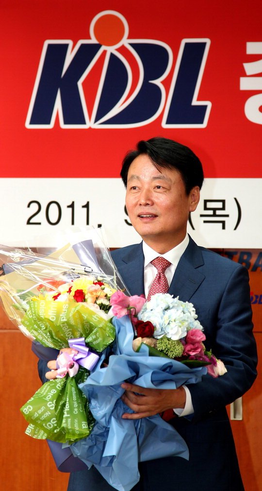 [경향포토]활짝 웃는 한선교 KBL 신임 총재 : 네이트 스포츠