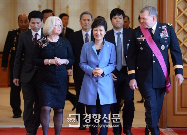 [경향포토]주한미군사령관 훈장수여 : 네이트 뉴스