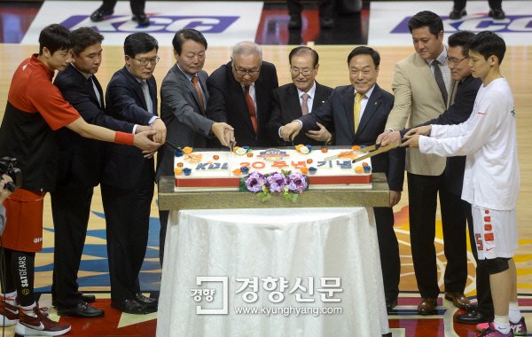 [경향포토]KBL 20주년 기념 케익 커팅식 : 네이트 스포츠
