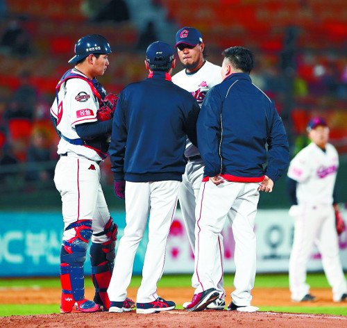 거인 군단 겨울잠 안 깼나 우승 후보라던 롯데 개막 후 6연패 수렁 속으로 네이트 스포츠