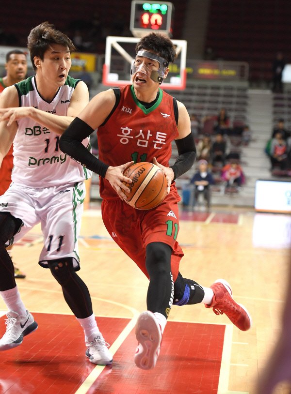 '마스크맨' 양희종의 3점슛…KGC, DB꺾고 5연승 질주 : 네이트 스포츠