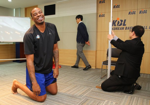 [스경X이슈] '우물 안 2m'에 갇힌 KBL : 네이트 스포츠