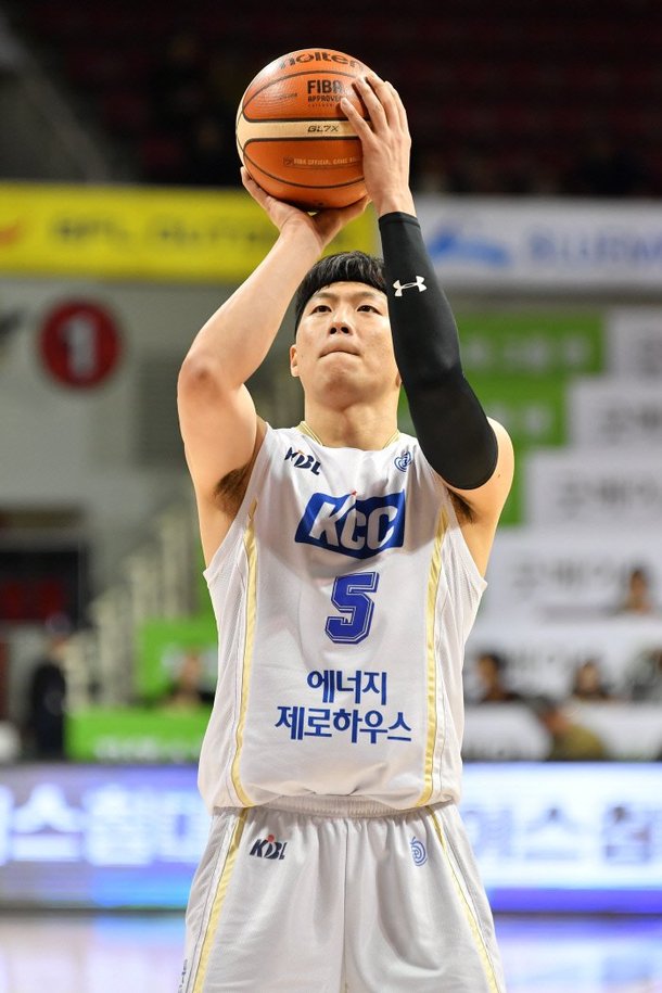 '이정현 33점' KCC, 2차 연장 접전 끝에 KGC 꺾고 3연패 탈출 : 네이트 스포츠