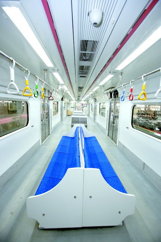 중간좌석 있는 지하철 달린다 : 네이트 뉴스