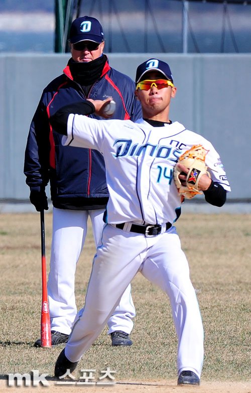 [mk포토] NC 다이노스 가을캠프, `감독님이 지켜보신다` : 네이트 스포츠
