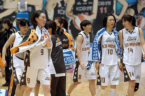 정선민-변연하 ‘52점’ KB, KDB생명 꺾고 베테랑 과시 : 네이트 스포츠