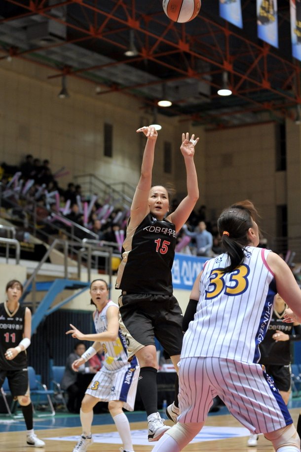 KDB생명, 3Q ‘리바운드’…4Q ‘3점슛’ : 네이트 스포츠