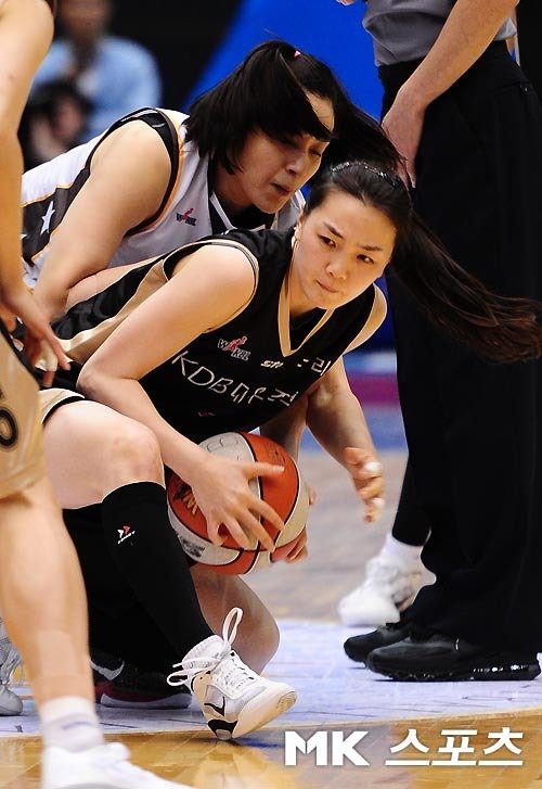 KDB생명, KB스타즈와 `공동2위 맞대결` 승리 : 네이트 스포츠