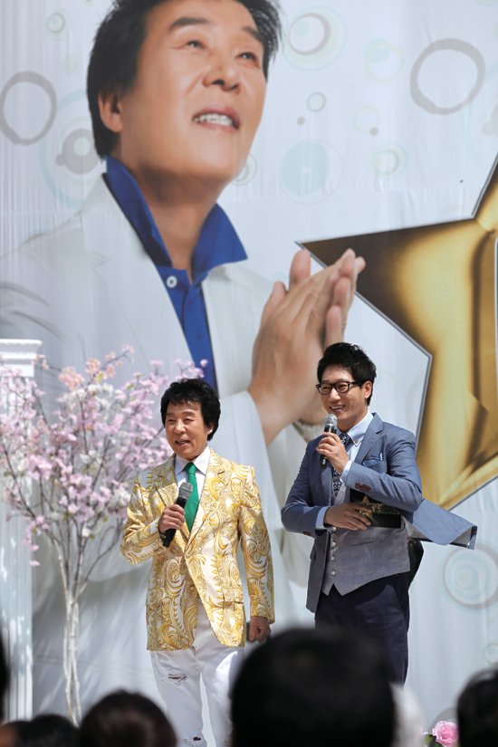 [MBN] 세상을 밝히는 MBN 2012 희망프로젝트 `트로트`가 전하는 훈훈한 힐링의 무대 : 네이트 뉴스