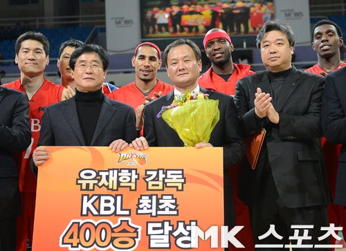 [mk포토] 유재학 감독, 'KBL 최초 400승 달성' : 네이트 스포츠