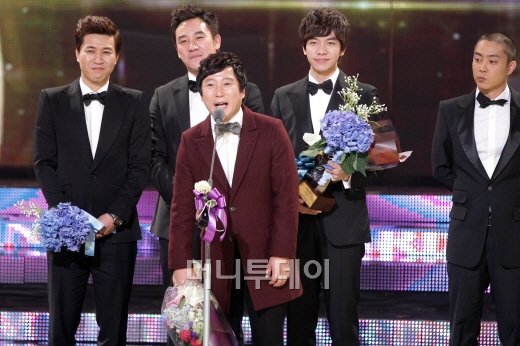 2011 KBS 연예대상 거머쥔 '1박2일' 그들의 패션은? : 네이트 뉴스