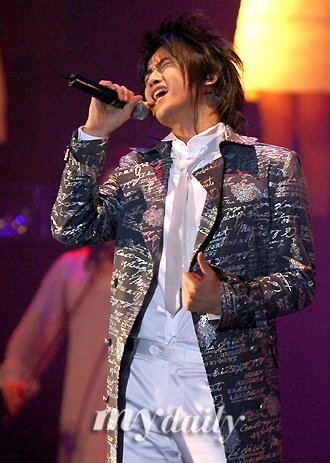 [MD포토] SS501 허영생 '눈감고 열창중' : 네이트 연예