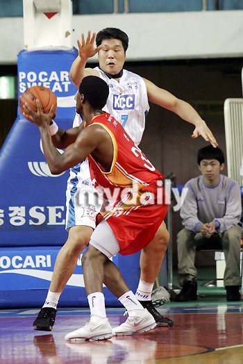 [MD포토] 서장훈, 'KCC 골밑은 내가 맡을께' : 네이트 스포츠