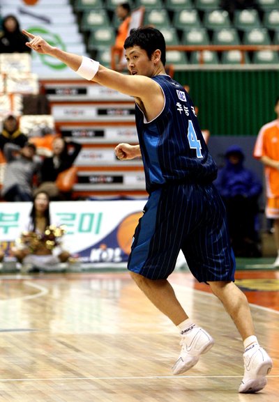 '추승균, 4쿼터만 17득점' KCC, KTF 꺾고 2연승 질주 : 네이트 스포츠