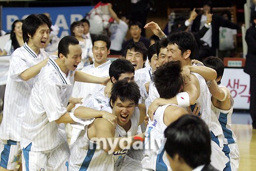 [MD포토]환호하는 KCC, '우승 확정이다!' : 네이트 스포츠