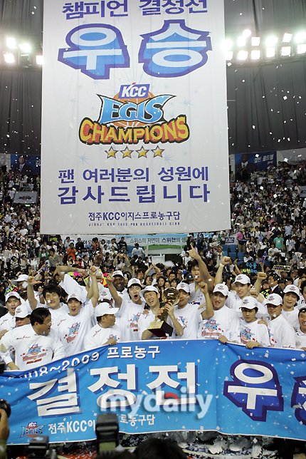 [MD포토]우승 트로피 들고 기뻐하는 KCC : 네이트 스포츠