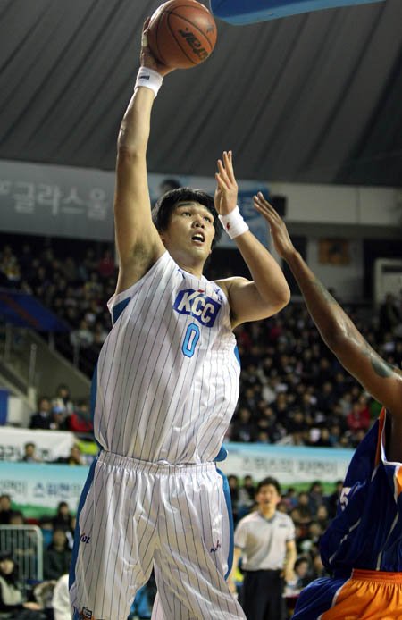 하승진 '골밑 장악'…KCC, KT&G 누르고 7연승 질주 : 네이트 스포츠