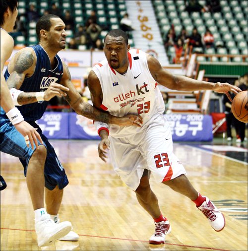 제스퍼 존슨 '눈물의 더블더블'…KT, KCC 8연승 저지 : 네이트 스포츠