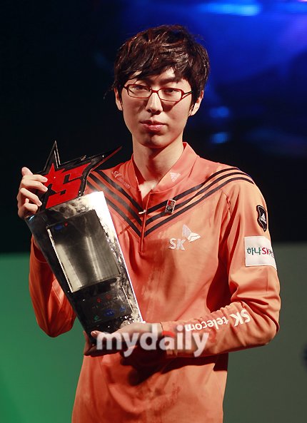 SKT 정명훈, 송병구 꺾고 스타리그 생애 첫 우승(종합) : 네이트 스포츠
