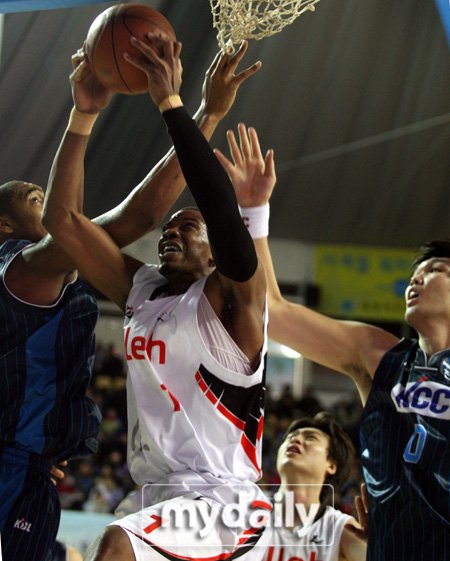 '로드 24점' KT, KCC 꺾고 40승 고지 밟아 : 네이트 스포츠