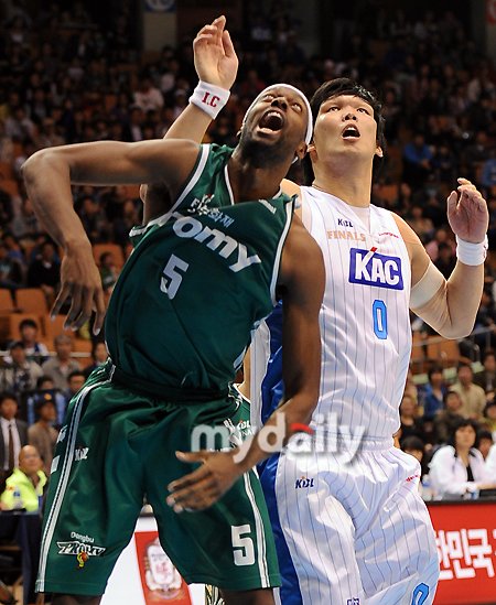'하승진 19점' KCC, 동부에 진땀승…우승매직 -1 : 네이트 스포츠
