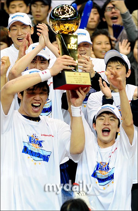 KCC, 동부 누르고 'V5' 달성…하승진 MVP(종합) : 네이트 스포츠