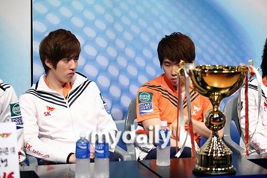 [MD포토] SKT 김택용, "우승 트로피 옆에서" : 네이트 스포츠