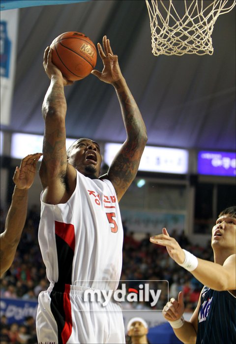 '화이트 26득점' KGC, KCC에 승리 : 네이트 스포츠