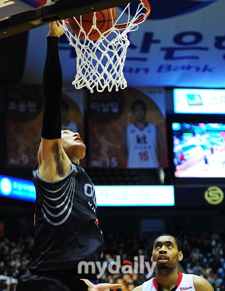 [4강 PO] '조성민 20점' KT, KGC에 대승…벼랑 끝 탈출 : 네이트 스포츠