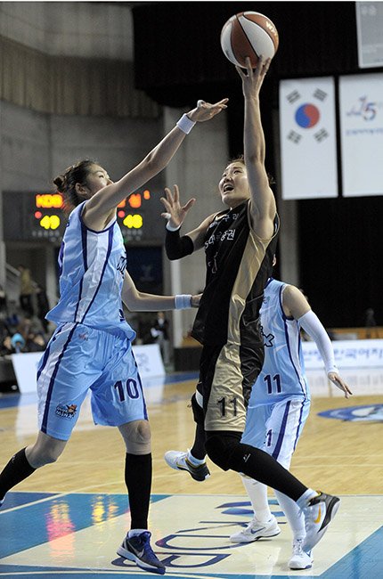 '트레이드 효과 톡톡' KDB생명, 삼성생명 제압 : 네이트 스포츠