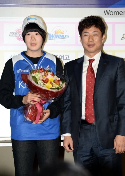 '2순위 루키' KDB 김시온, WKBL판 조성민을 꿈꾼다 : 네이트 스포츠