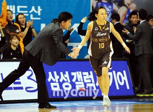 '변연하 17점' KB, KDB생명 잡고 1R 2위로 마감 : 네이트 스포츠