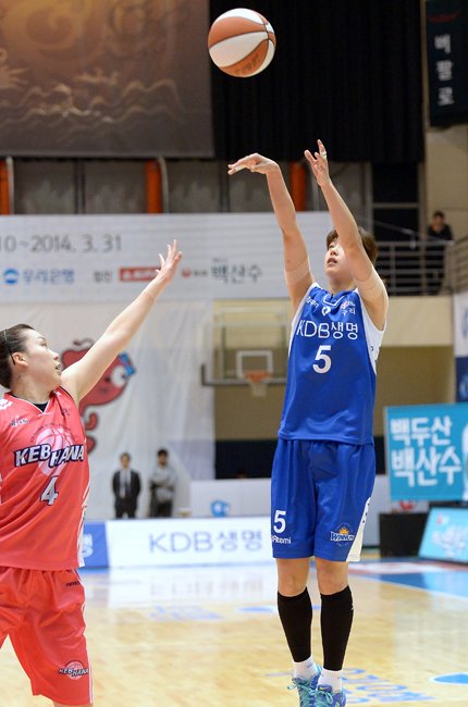 '4Q 역전극' KDB생명, 하나외환 상대로 홈 첫승 : 네이트 스포츠