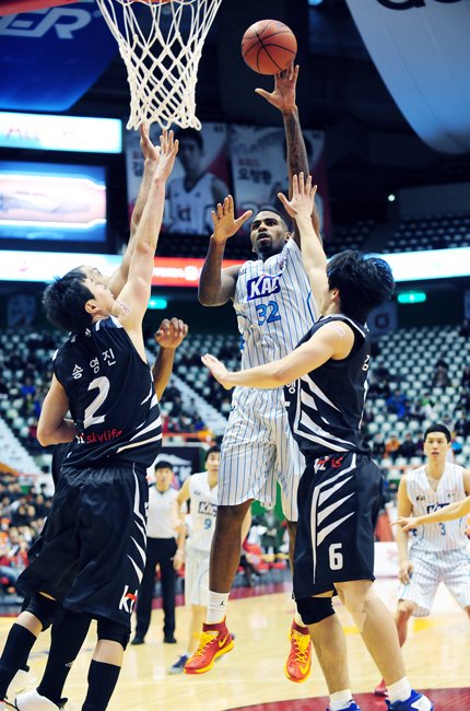 '윌커슨 30점' 김민구 돌아온 KCC, KT 4연패 빠뜨렸다 : 네이트 스포츠