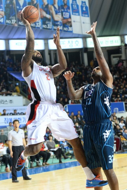 '에반스 22점 19R' KGC, 접전 끝 KCC에 시즌 첫 승 : 네이트 스포츠