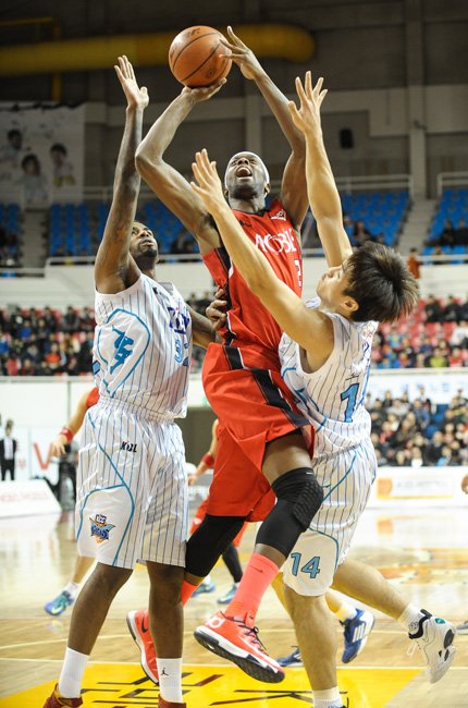 '벤슨 20점·18R' 모비스, KCC에 신승…KCC 3연패 : 네이트 스포츠