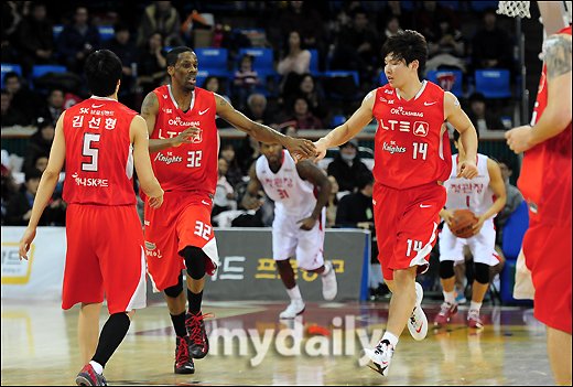 '헤인즈 34점' SK, KGC 꺾고 3연승 공동선두 : 네이트 스포츠